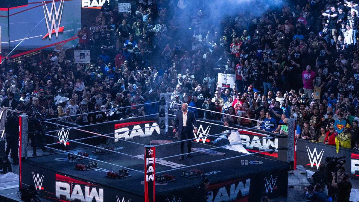 WWE RAW rompe récord de asistencia en un estadio con estreno en Netflix - GamersRD.com