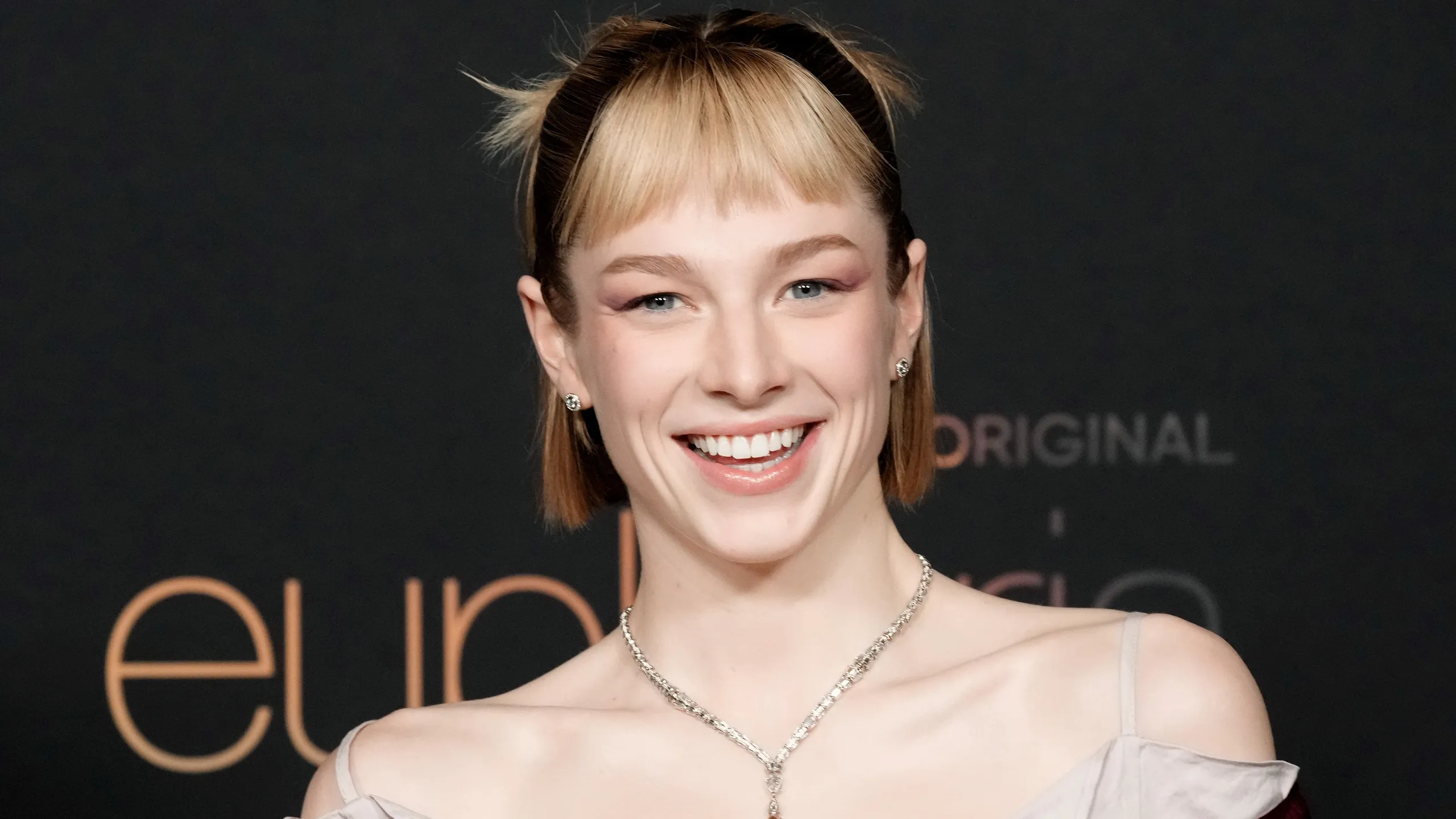 Hunter Schafer expone que su pasaporte la define como hombre